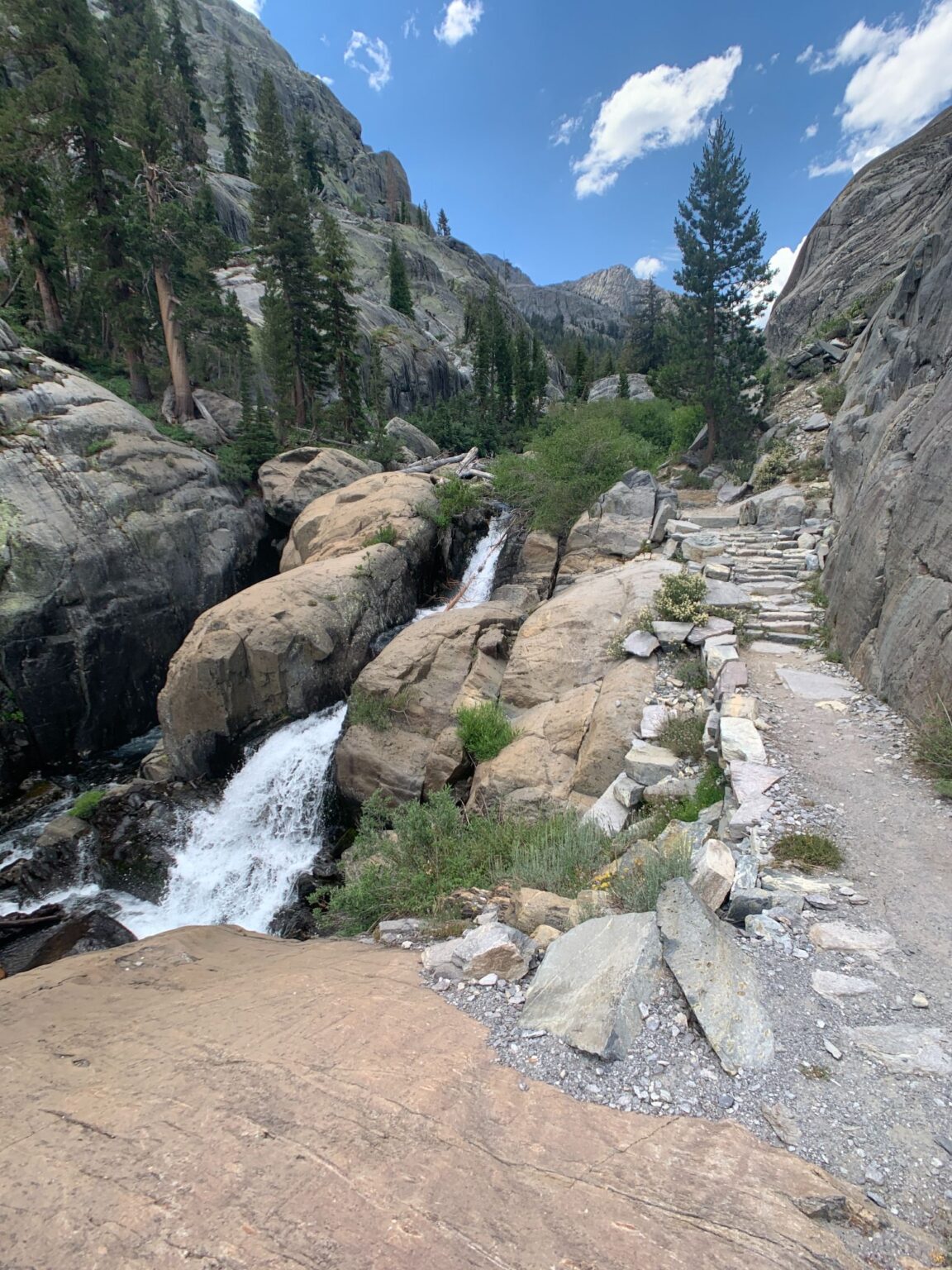 Backpacking Minaret Lake Loop from Ediza Lake to Devils Postpile