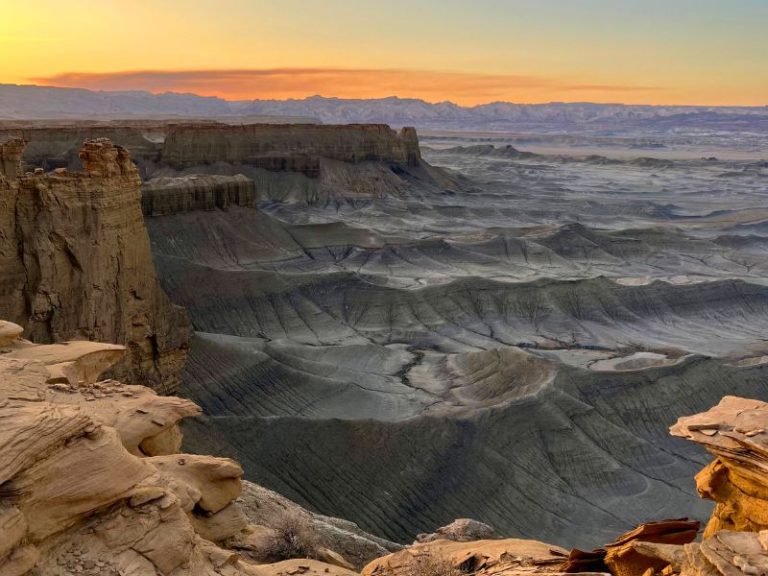 How to Visit Moonscape Overlook Utah: A Hidden Gem Near Hanksville