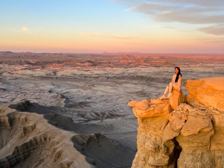 How to Visit Moonscape Overlook Utah: A Hidden Gem Near Hanksville